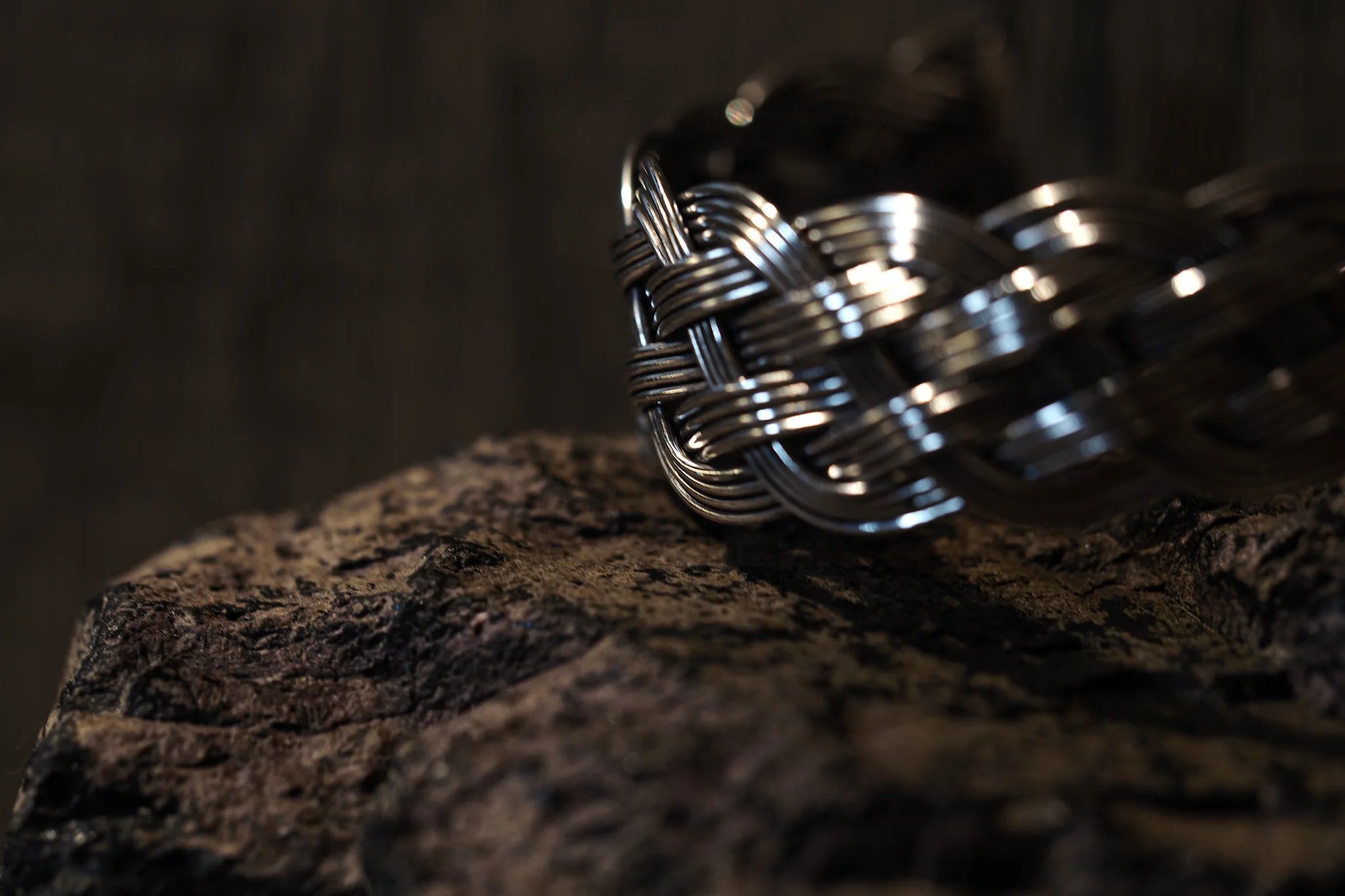 Flätat armband i mässing.